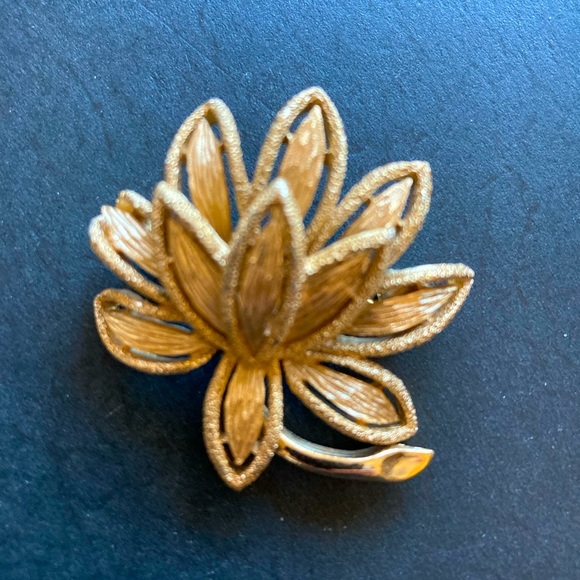 Avon | Jewelry | Vintage Avon Flower Brooch | Poshmark